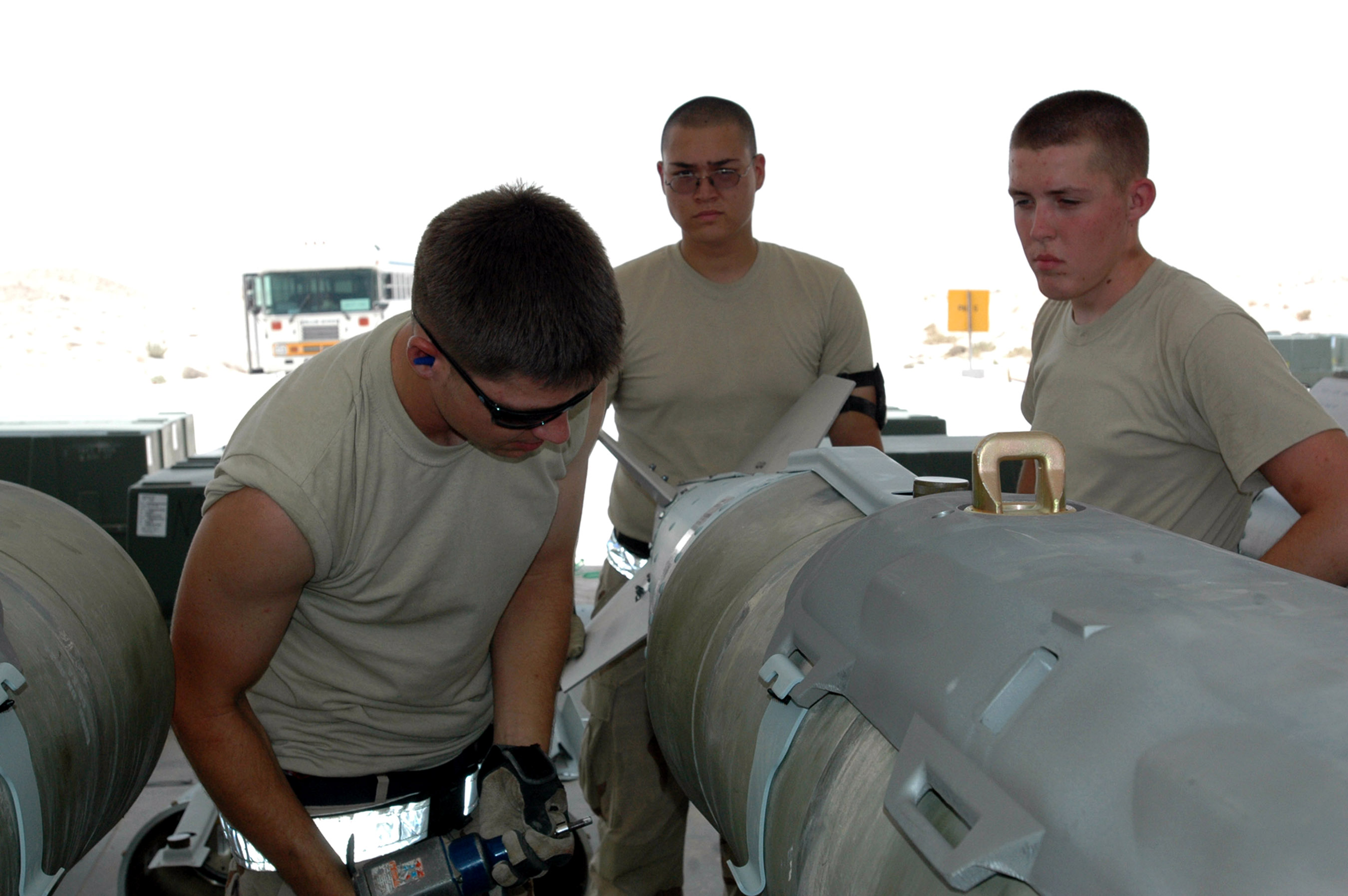 Expeditionary Airmen build bombs and bring on the heat > Air Force ...