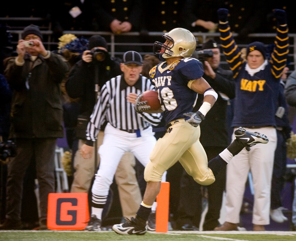 U.S. Naval Academy senior slot back Zerbin Singleton runs in for the ...