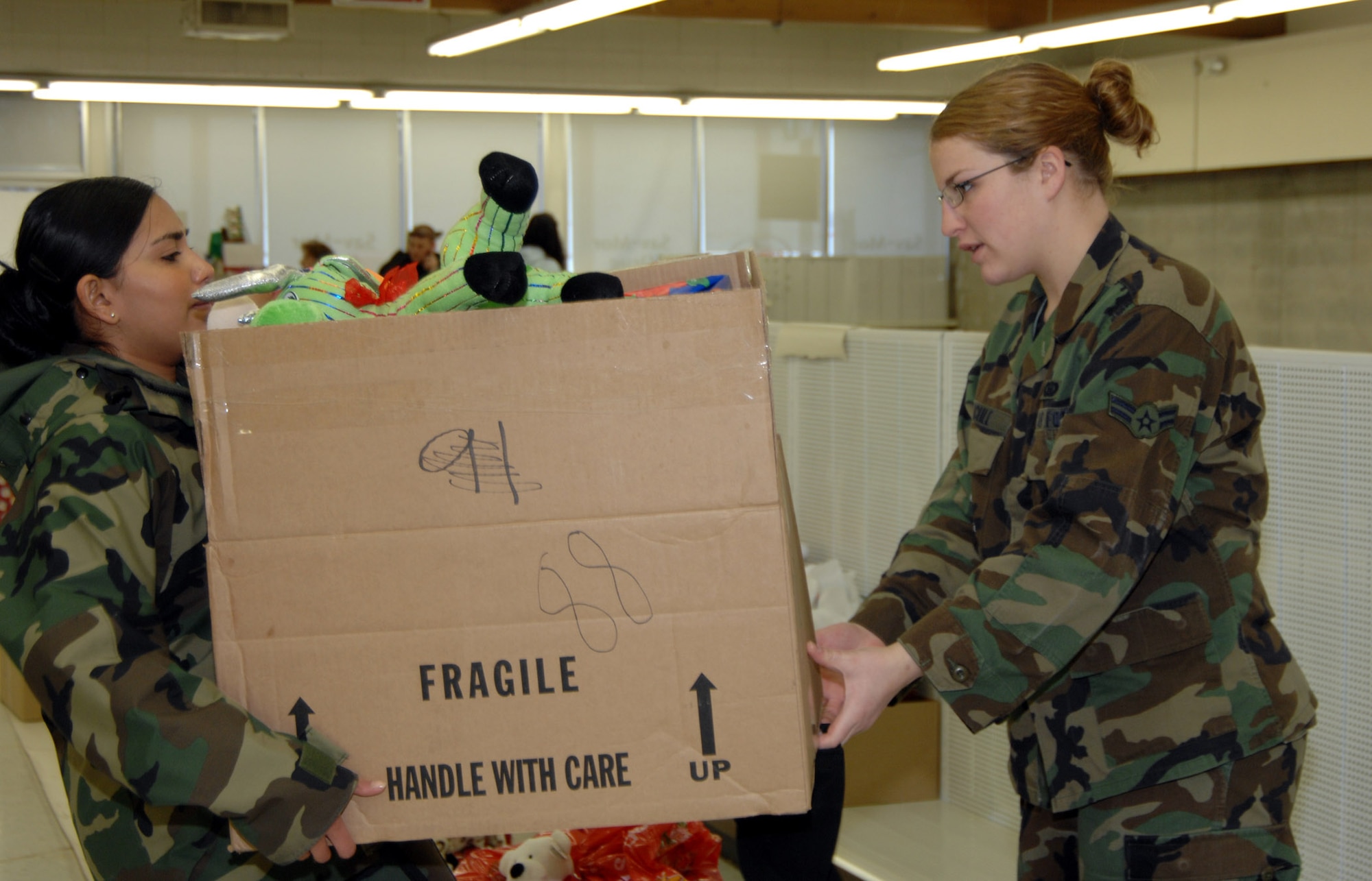 Airmen help local families enjoy Christmas > Mountain Home Air Force ...