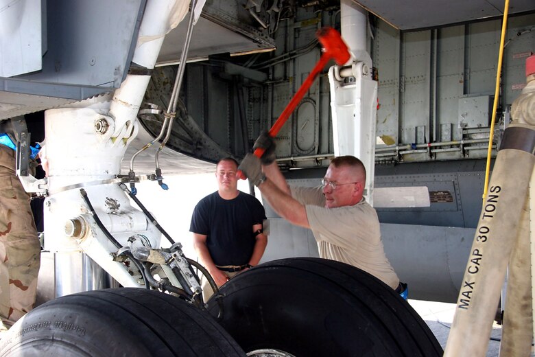 KC-135 strut change > U.S. Air Force > Article Display