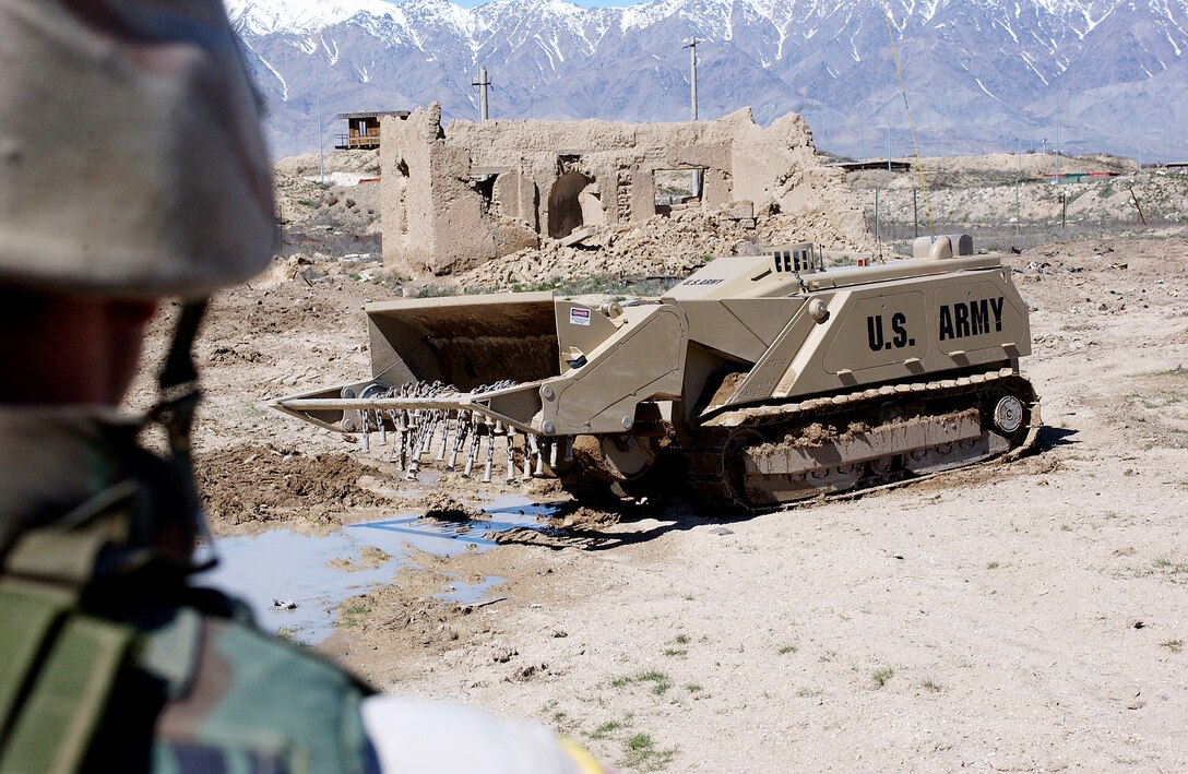 Army Staff Sgt. Bauer Ronald, of Company B, 367th Engineer Battalion ...