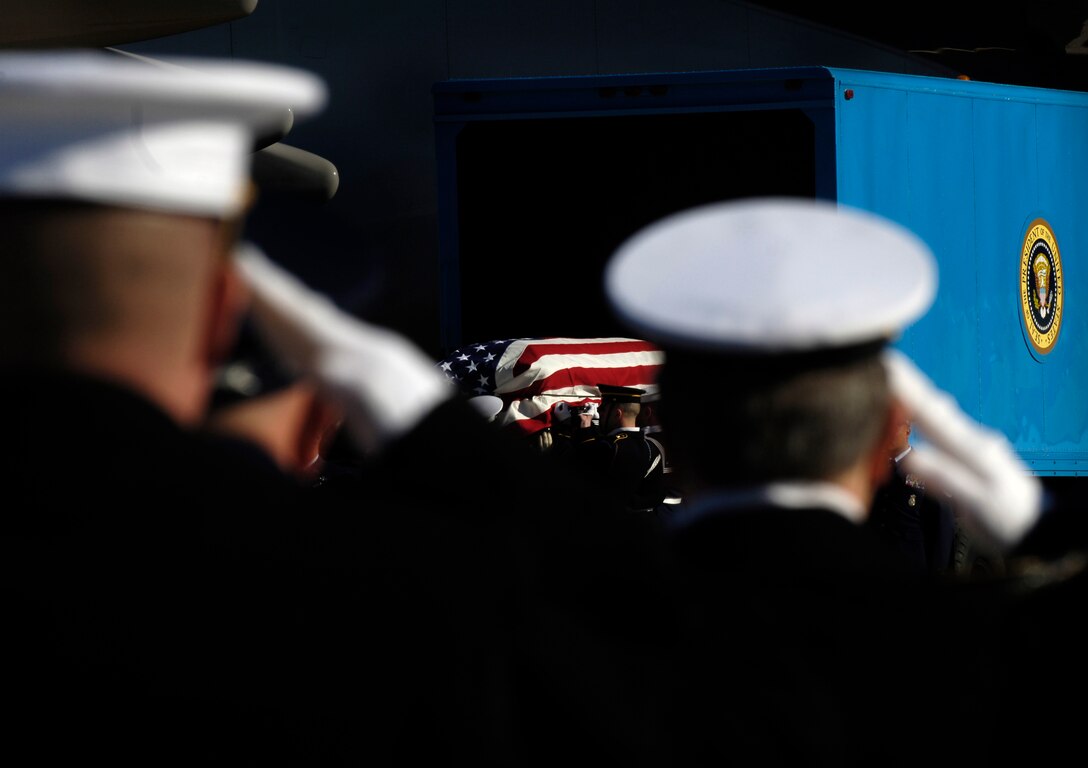 A military honor guard bids farewell to former President Gerald R. Ford ...