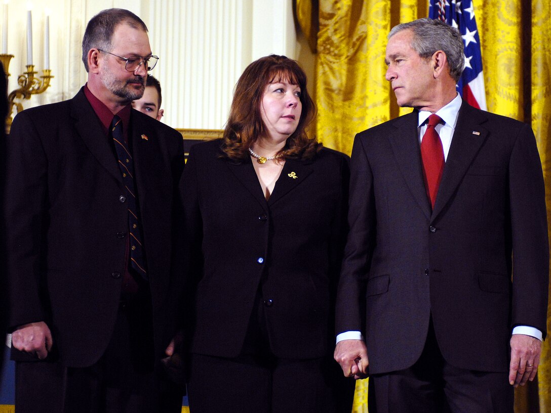 U.S. President George W. Bush stands with Dan and Deb Dunham during a ...