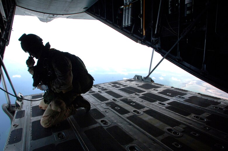 Pararescue jumpers train 'that others may live' > U.S. Air Force ...
