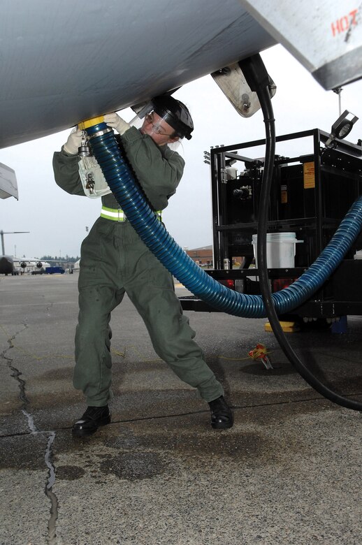 Fleet Services: APS Airmen get their hands dirty > Team McChord > Display