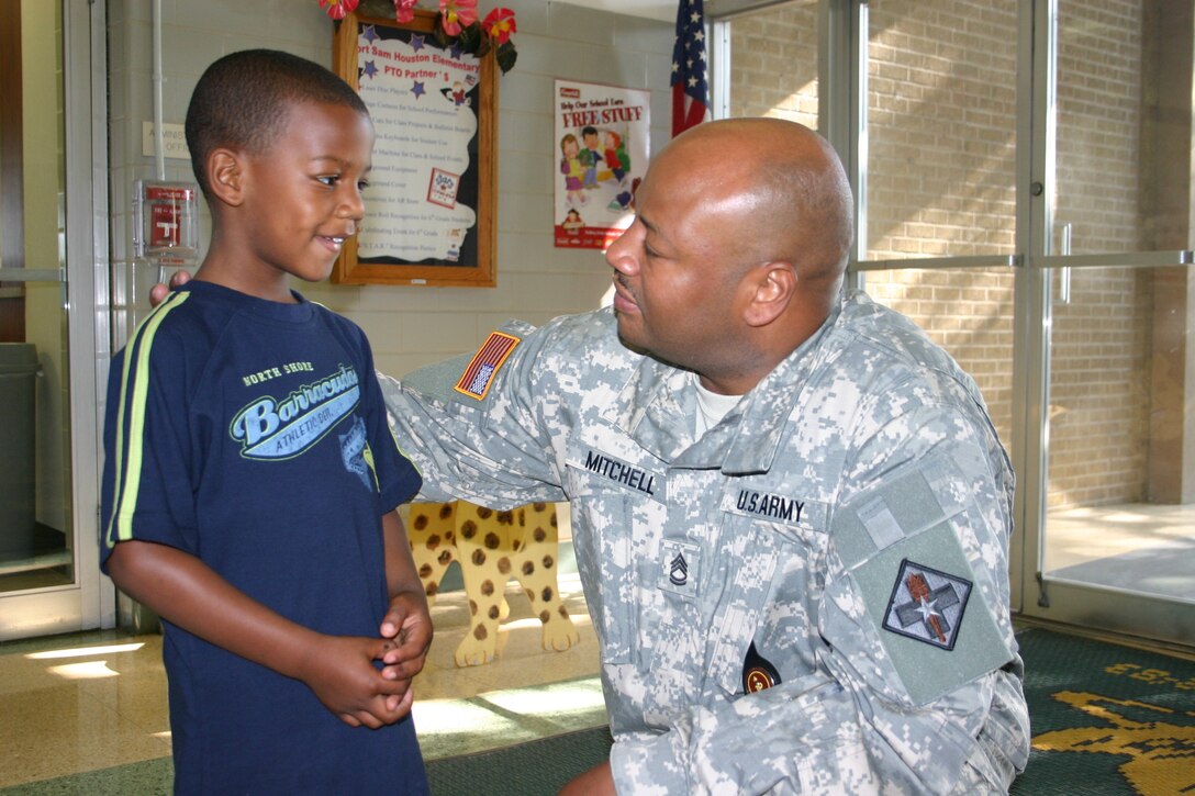 Army Sgt. 1st Class Eddie Mitchell shares a few minutes with his 6-year ...