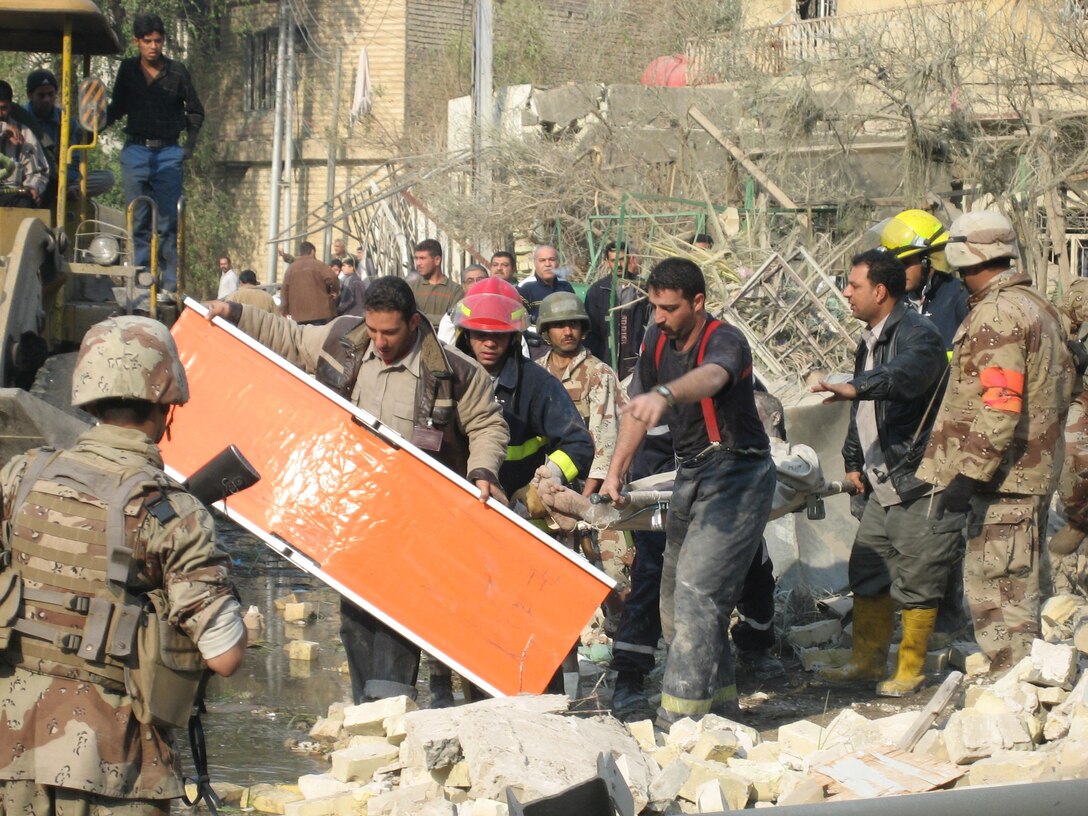 Iraqi army soldiers from 2nd Battalion, 5th Brigade, work with Iraqi ...