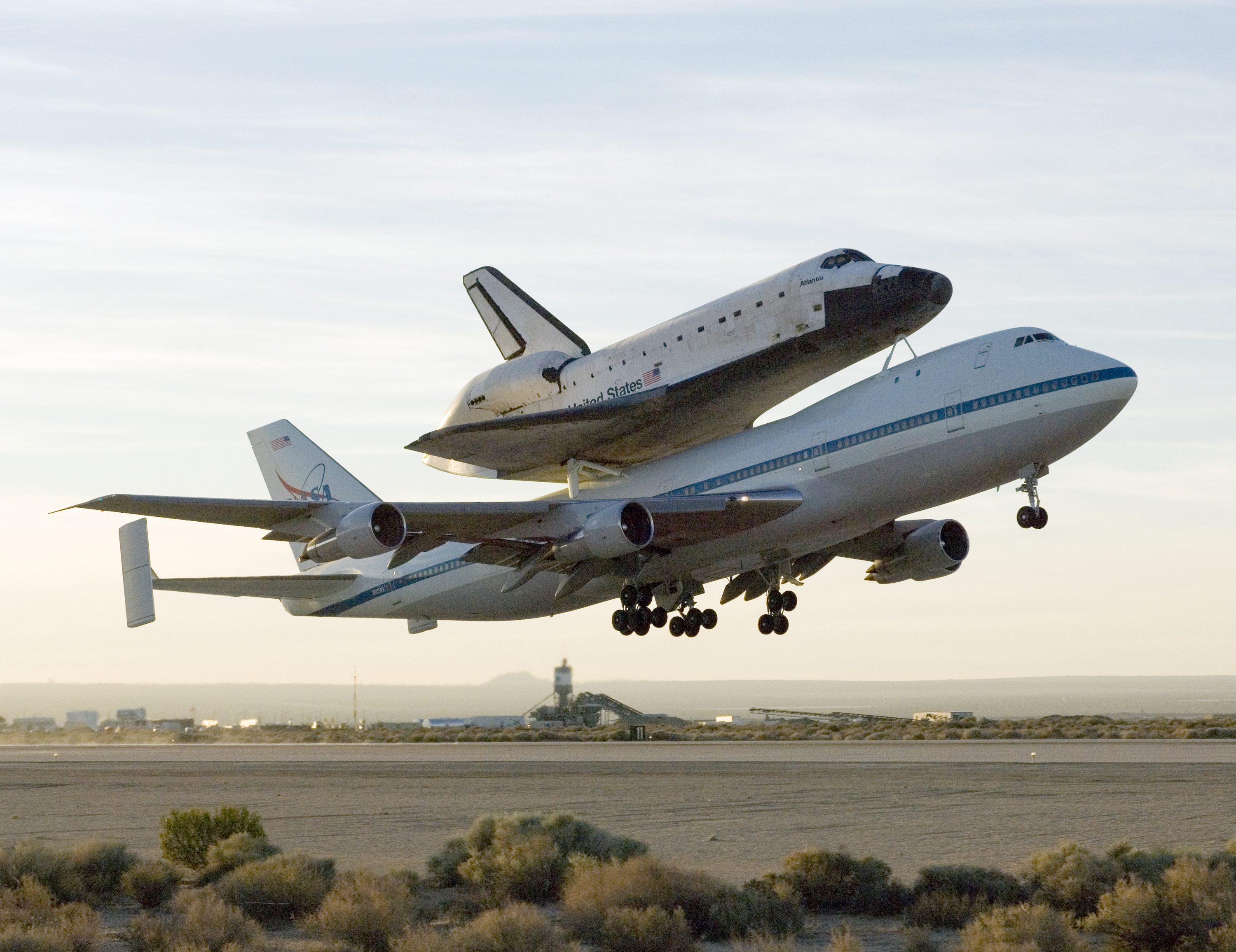 Atlantis departs Edwards on cross-country journey