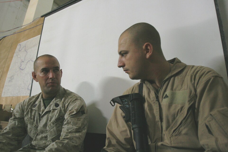 Marines take moment to reenlist in Iraq > 2nd Marine Division > Article