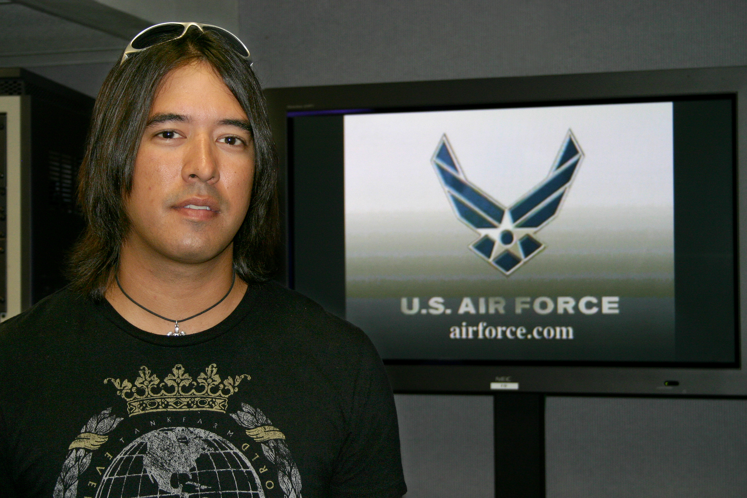 Rising country music singer encourages new recruits to stay focused ...