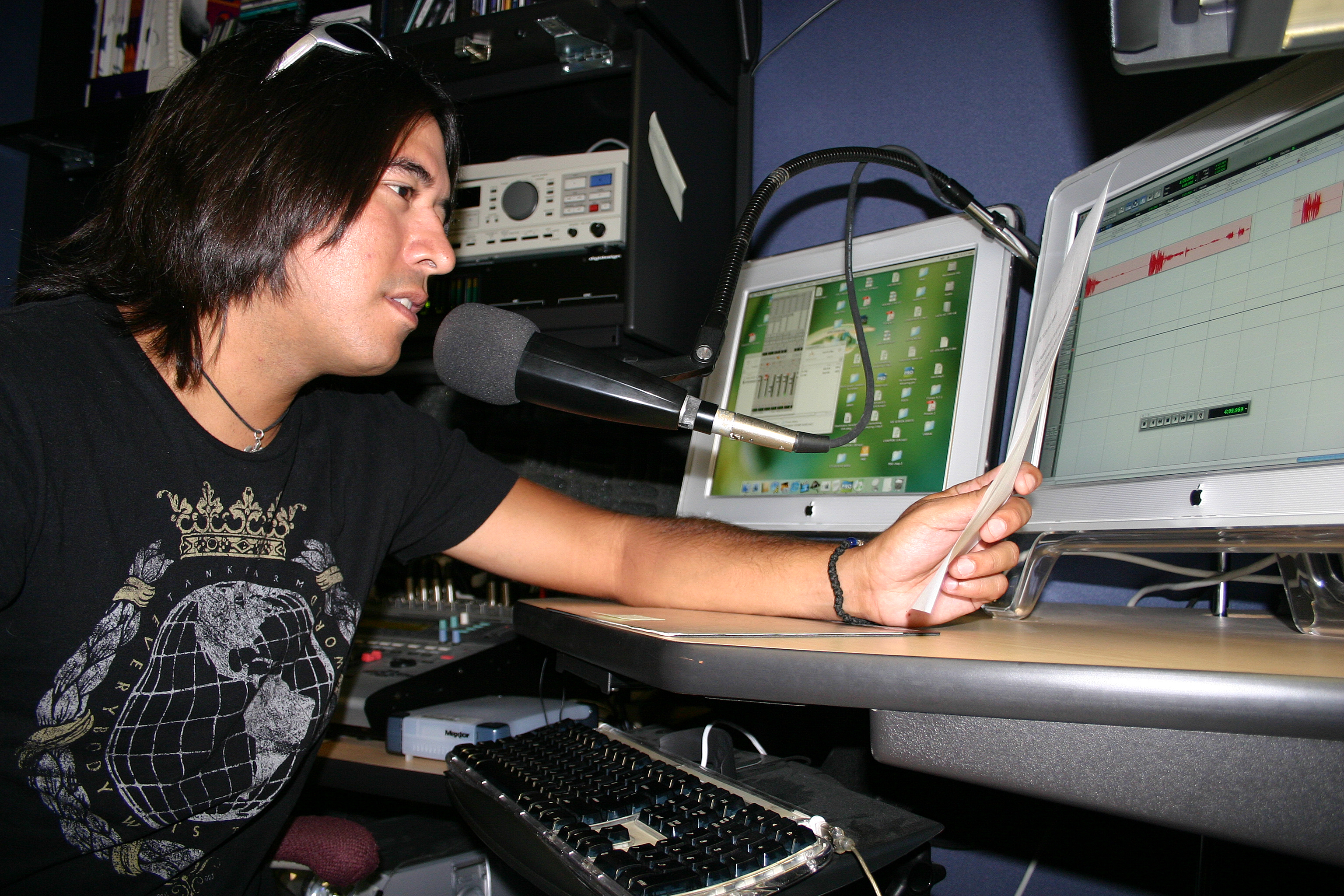 Rising country music singer encourages new recruits to stay focused ...