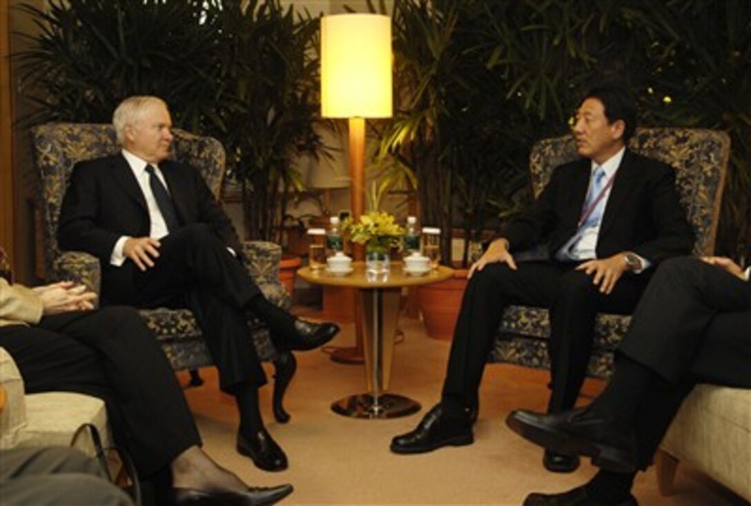 Secretary Gates meets with Singapore Minister of Defense Teo Chee Hean ...