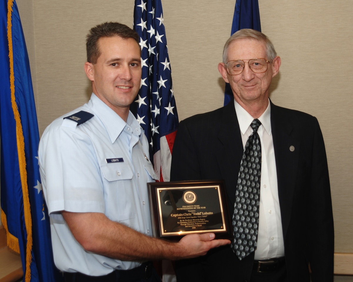 Air traffic controller honored by FAA > Air Force > Article Display