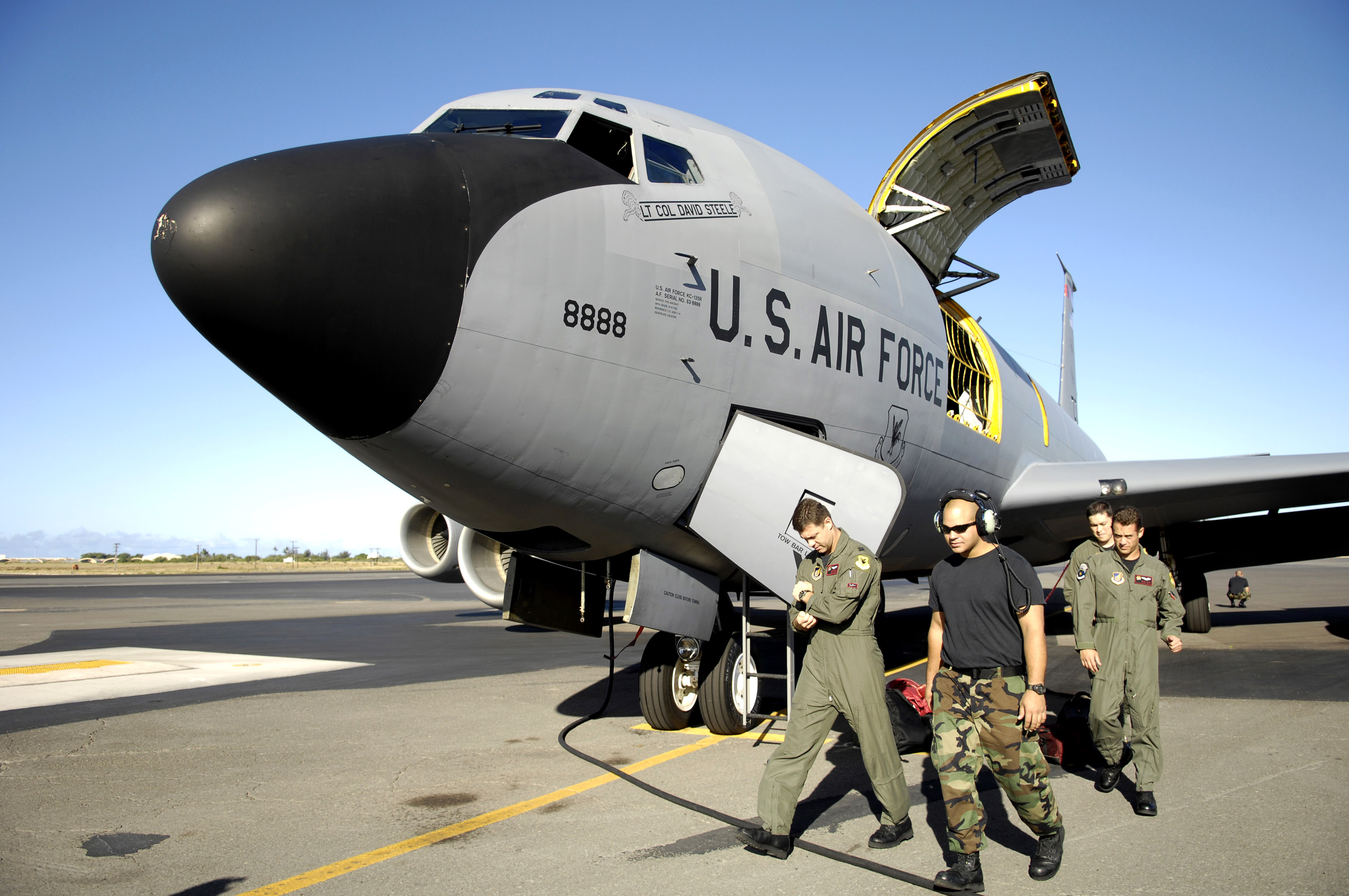 KC-135, C-17 crews rendezvous for refuel readiness > Air Mobility ...