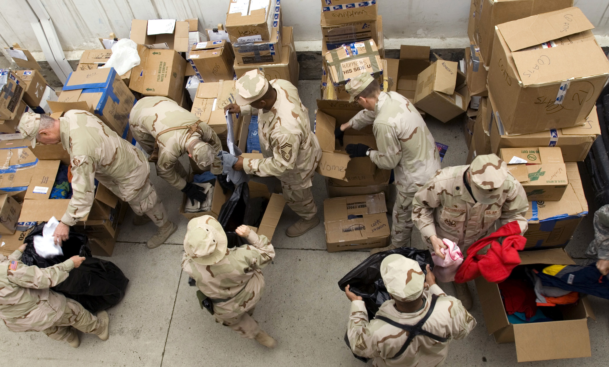 Joint forces volunteers donate time, goods > Air Force > Article Display