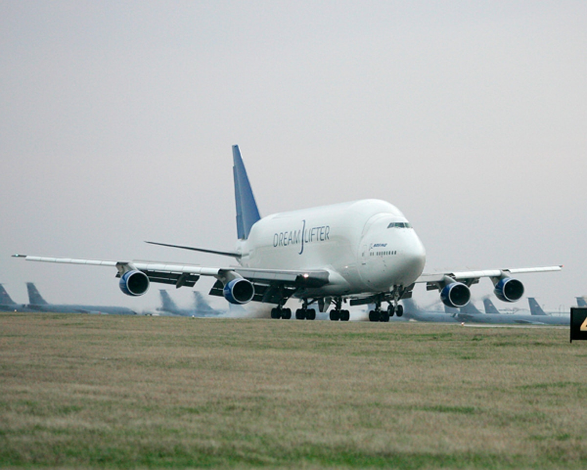 Boeing Dreamlifter lands at McConnell > McConnell Air Force Base > News