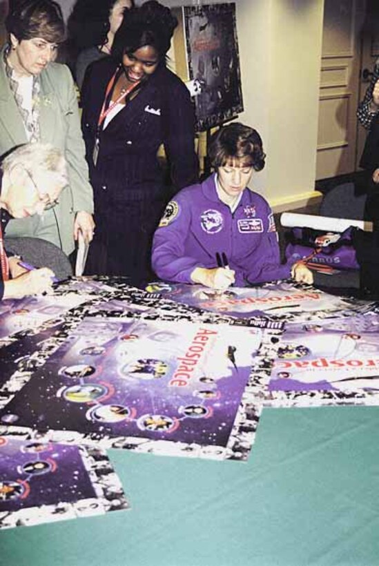 Air Force Col. Eileen Collins and NASA’s chief scientist, Kathie Olsen ...