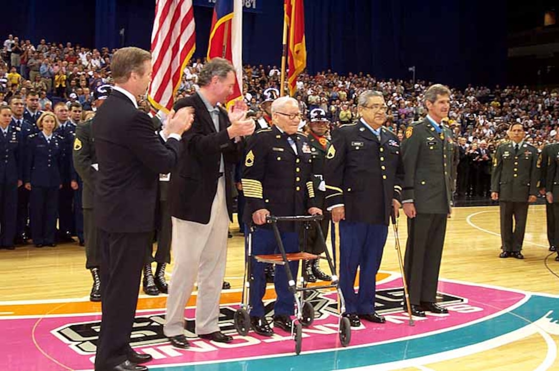 Defense Secretary William S. Cohen (left) and San Antonio Spurs ...