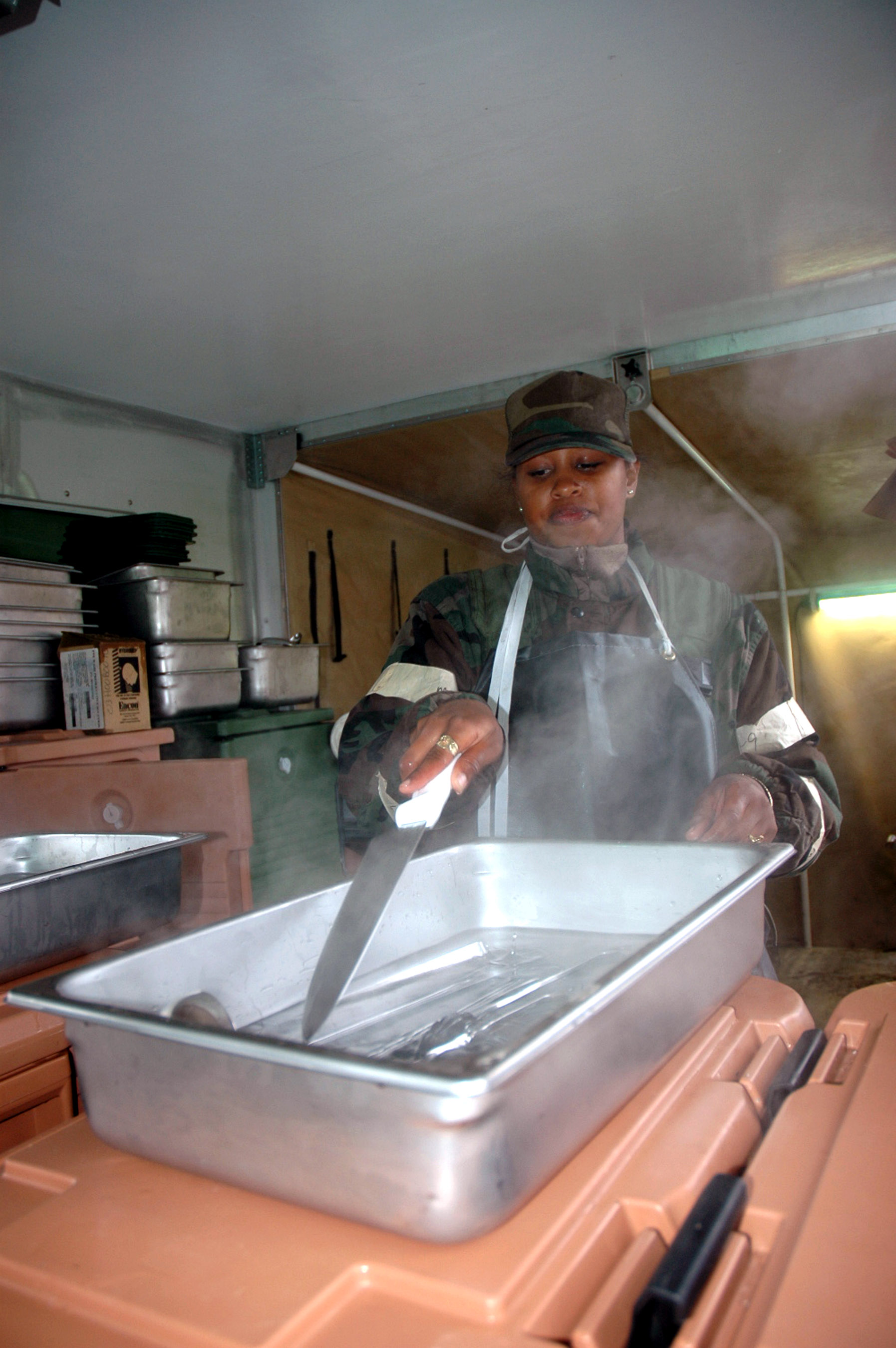 Services Airmen dish up real meals ready to eat > Air Force > Article ...