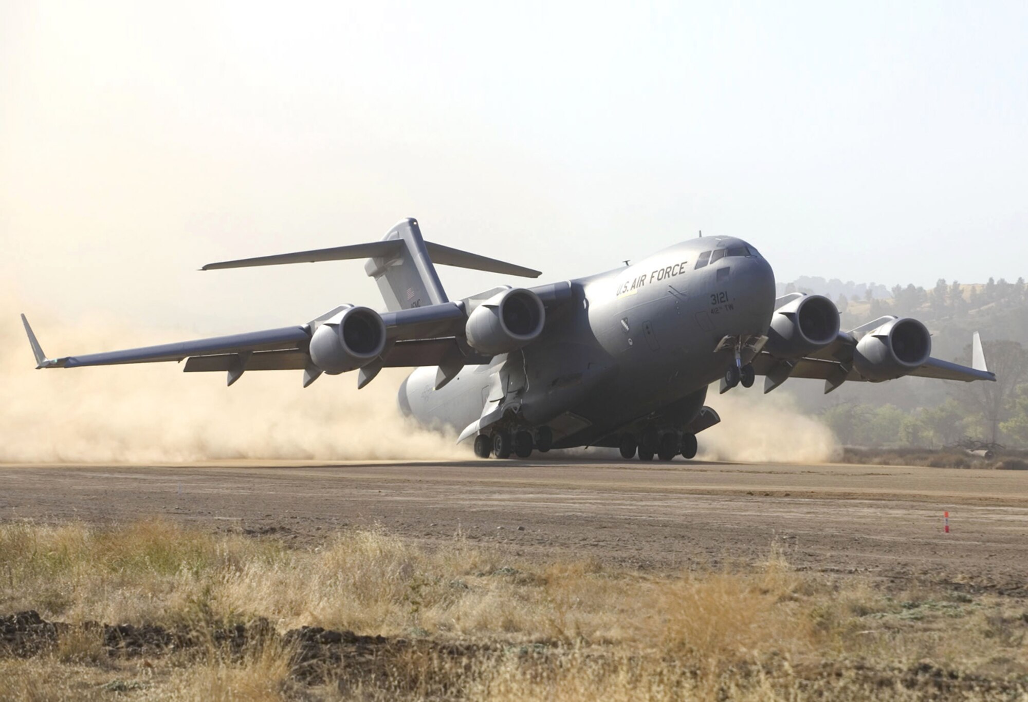 GETTING DIRTY - C-17 TESTING INCREASES SAFETY, AGILITY ON DIRT RUNWAYS ...
