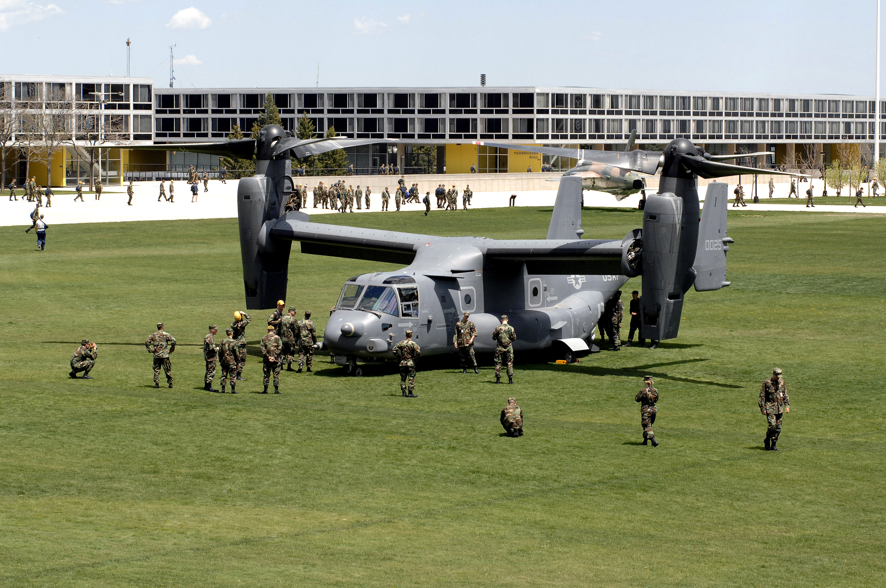 Osprey comes for a visit > Air Force > Article Display