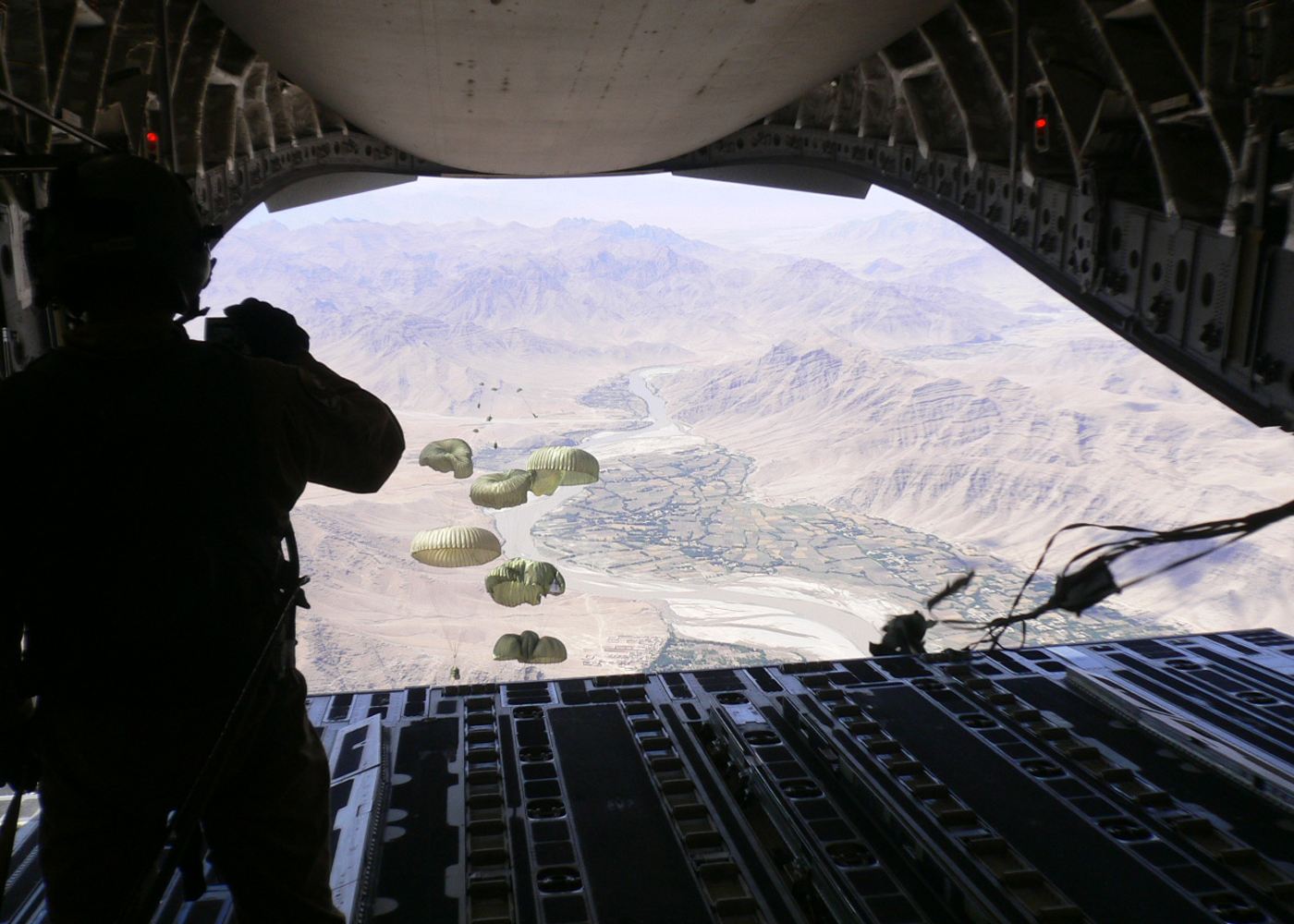 First C-17 combat "Screamer" airdrop > Air Mobility Command > Article ...