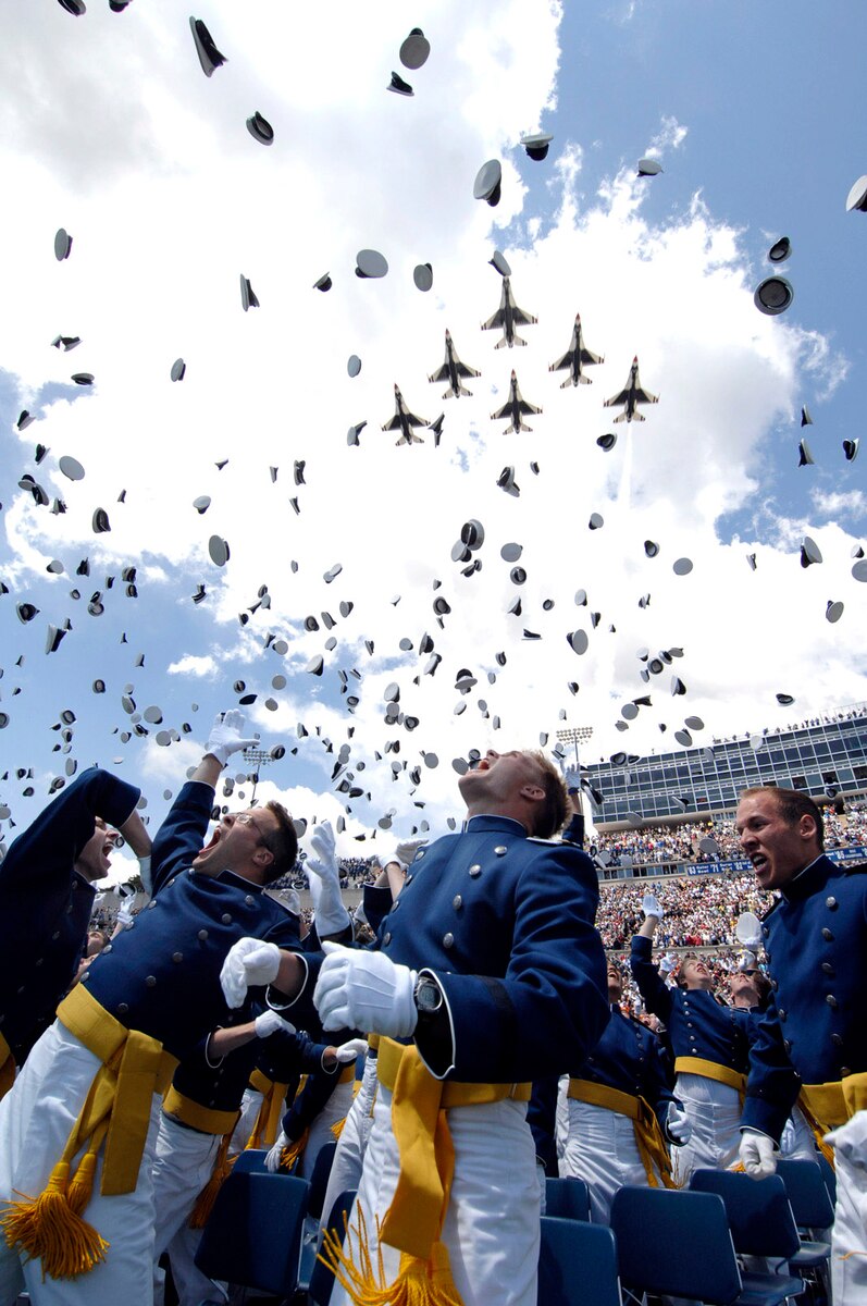 Academy graduates challenged to serve with honor > Air Force > Article ...