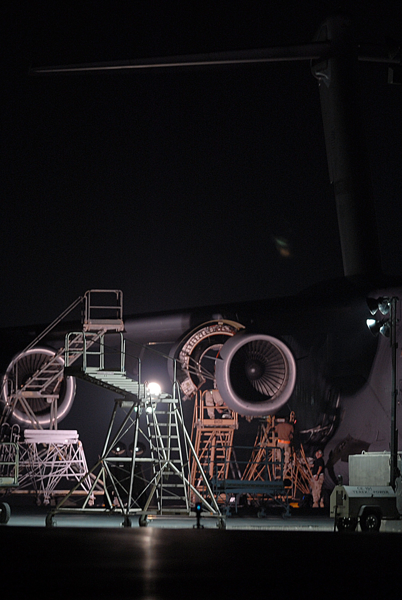 Night lights keep the mission going > U.S. Air Forces Central > Article ...