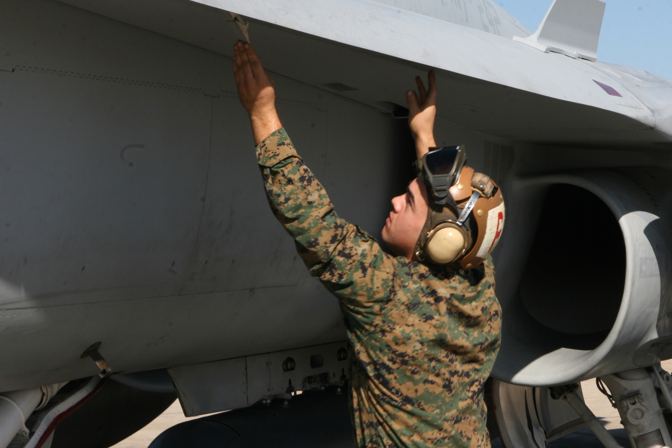 Powerline mechanics keep the engines running > Marine Corps Air Station ...
