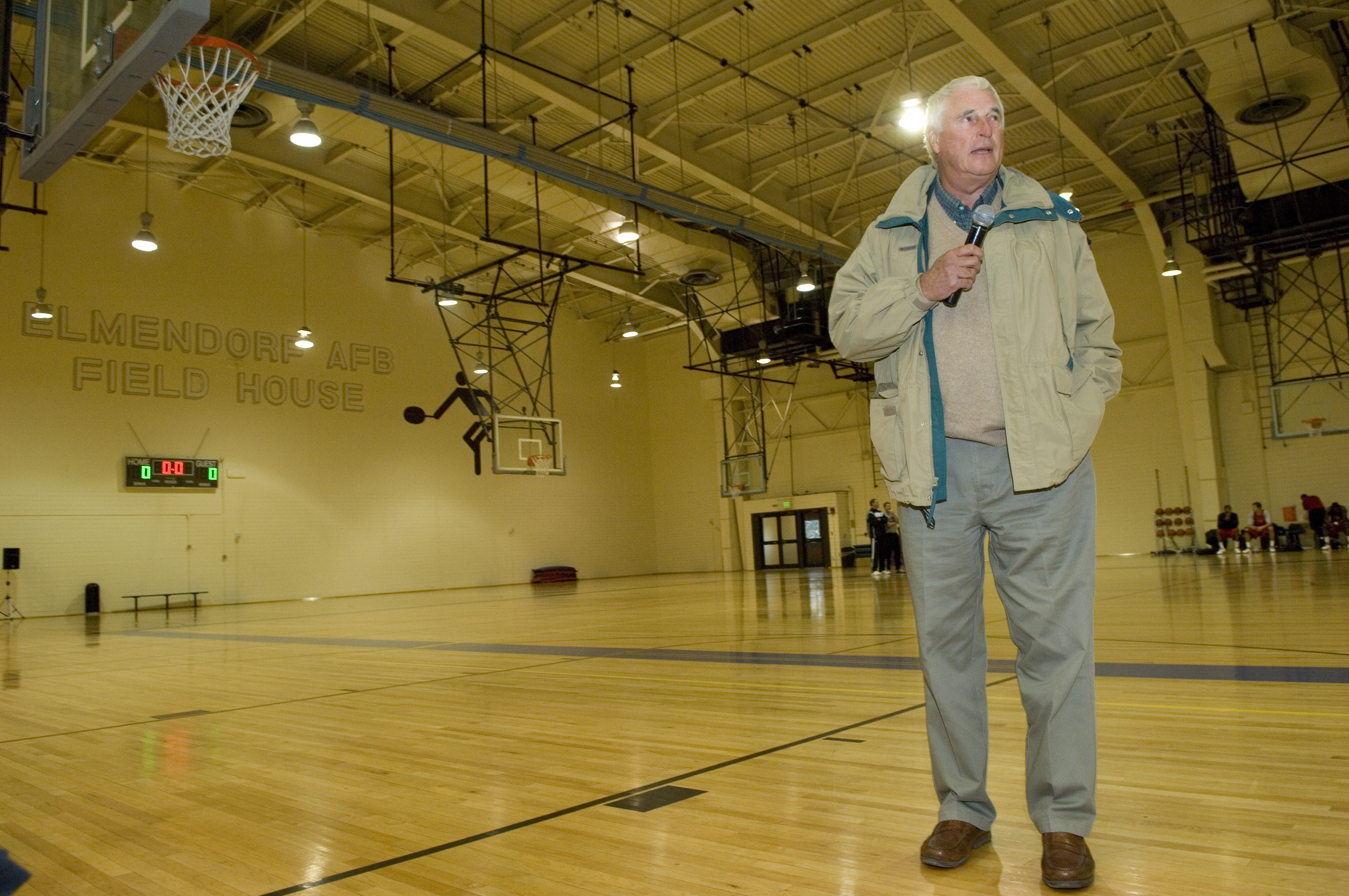 Bobby Knight speaks to Airmen, Soldiers