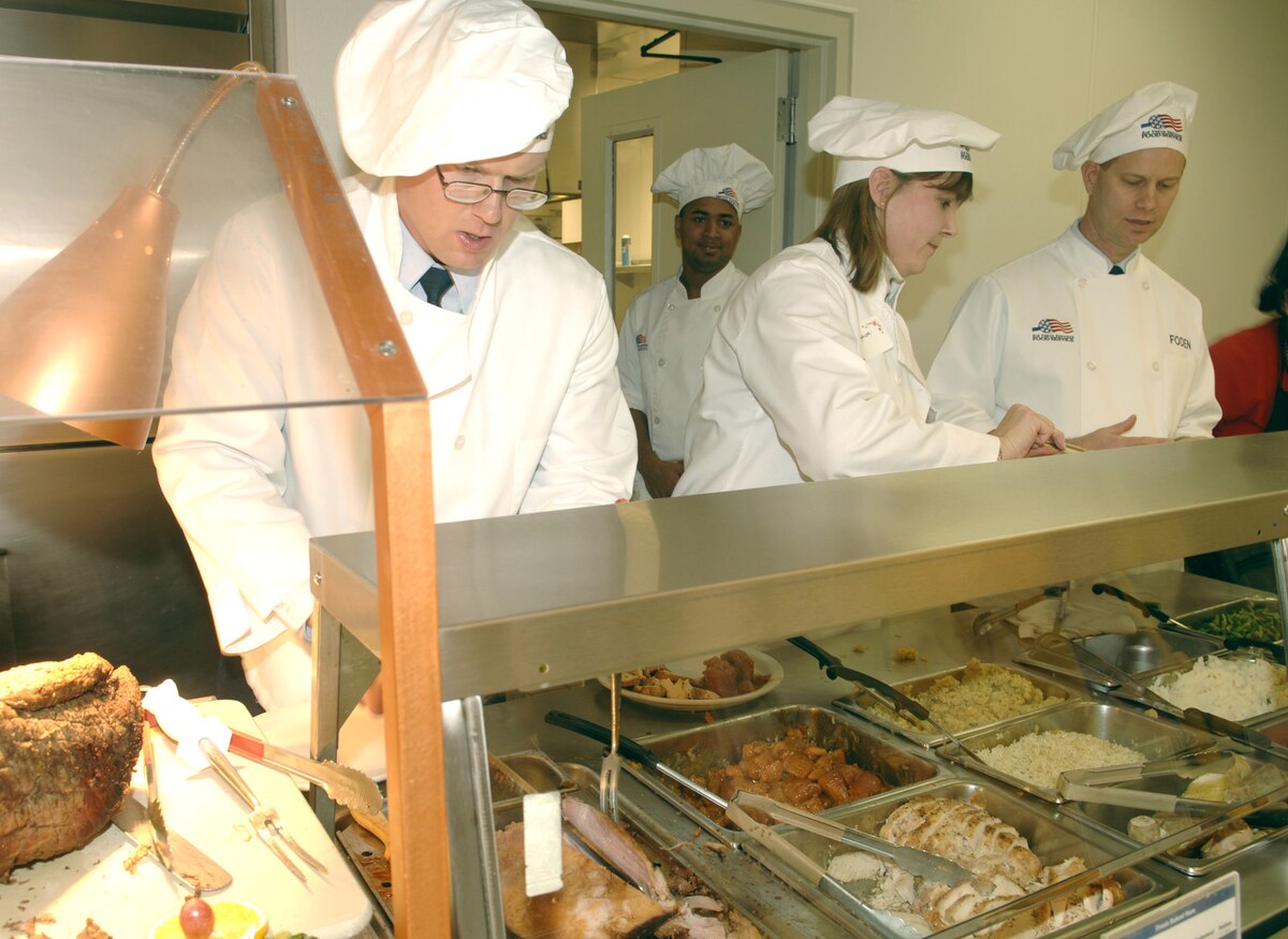 Leadership serves Thanksgiving meal in DFAC > Fairchild Air Force Base ...