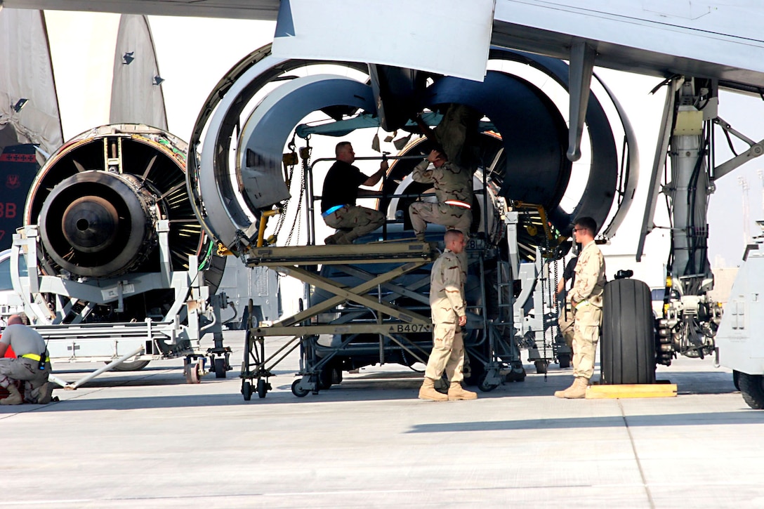 Desert KC-10 Engine Change