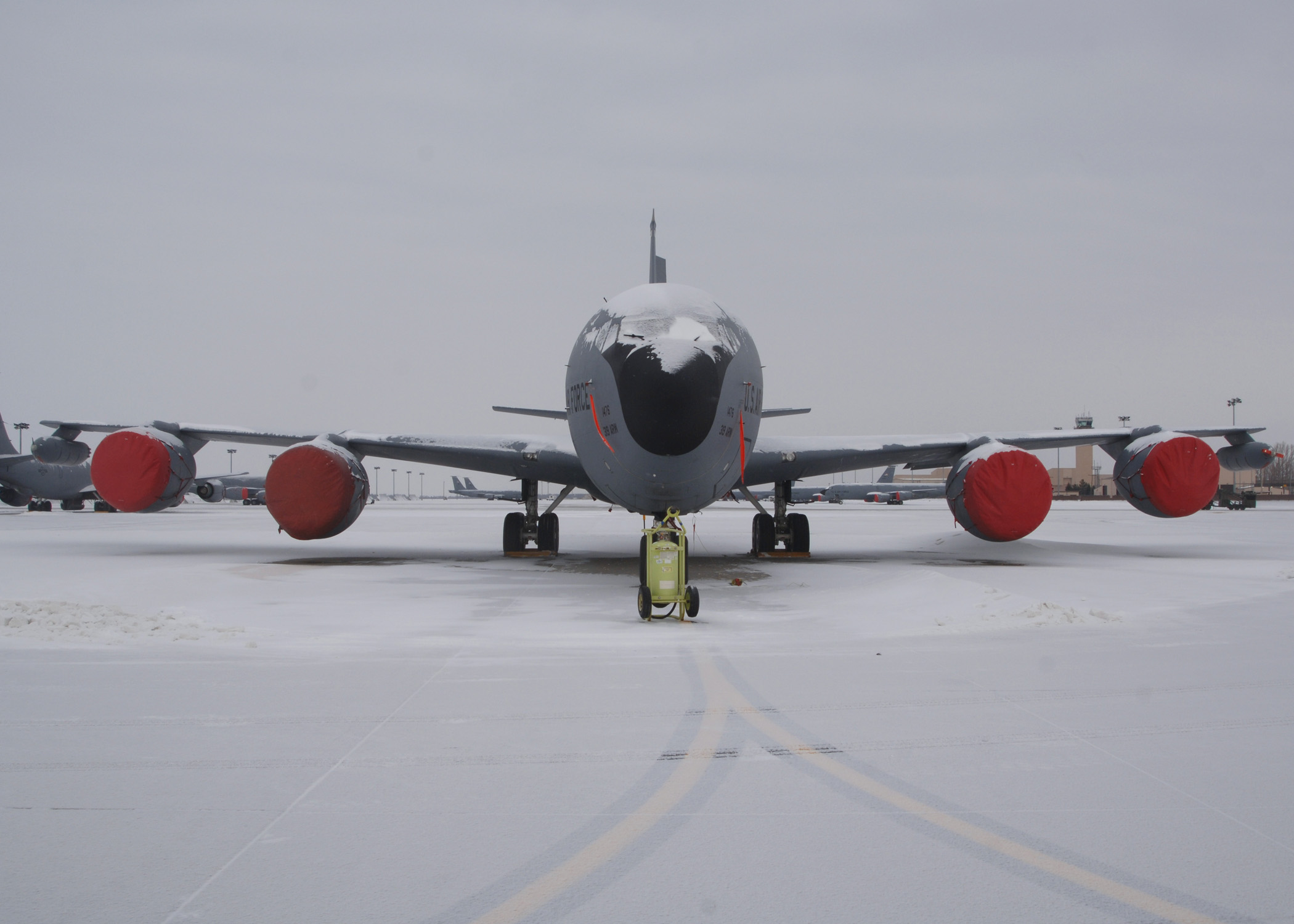 De-Icing the air bridge > Grand Forks Air Force Base > News