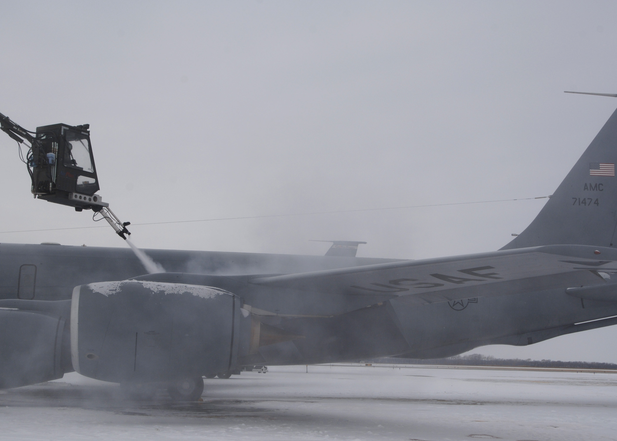 De-Icing the air bridge > Grand Forks Air Force Base > News