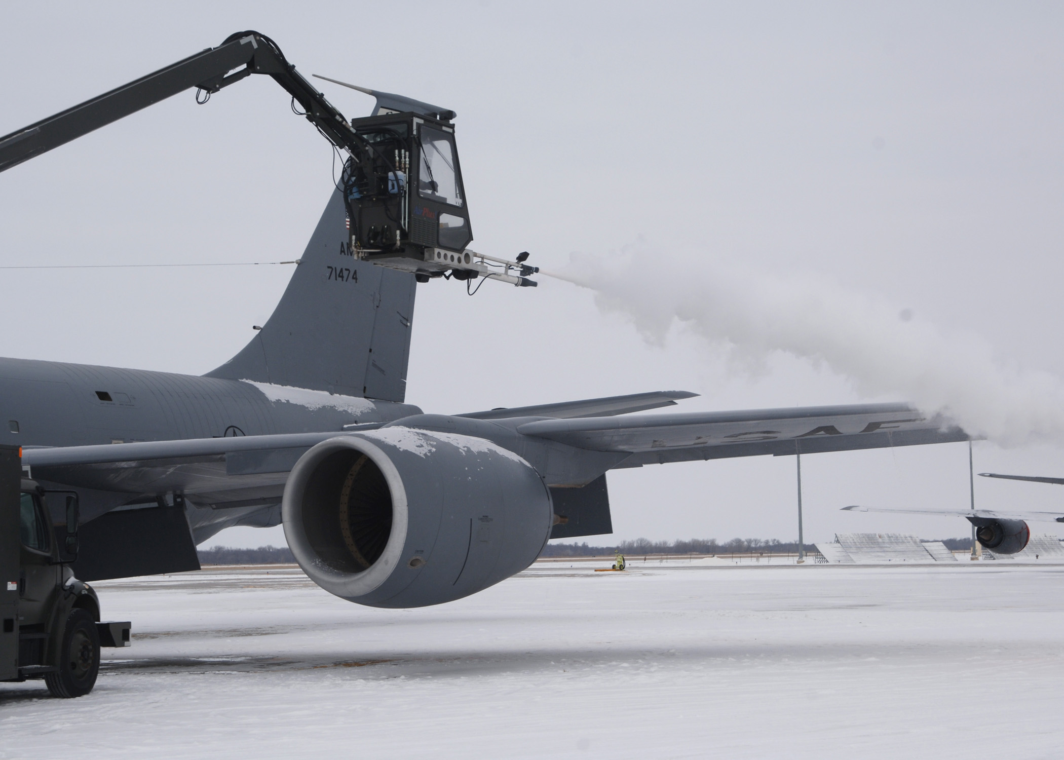 De-Icing the air bridge > Grand Forks Air Force Base > News
