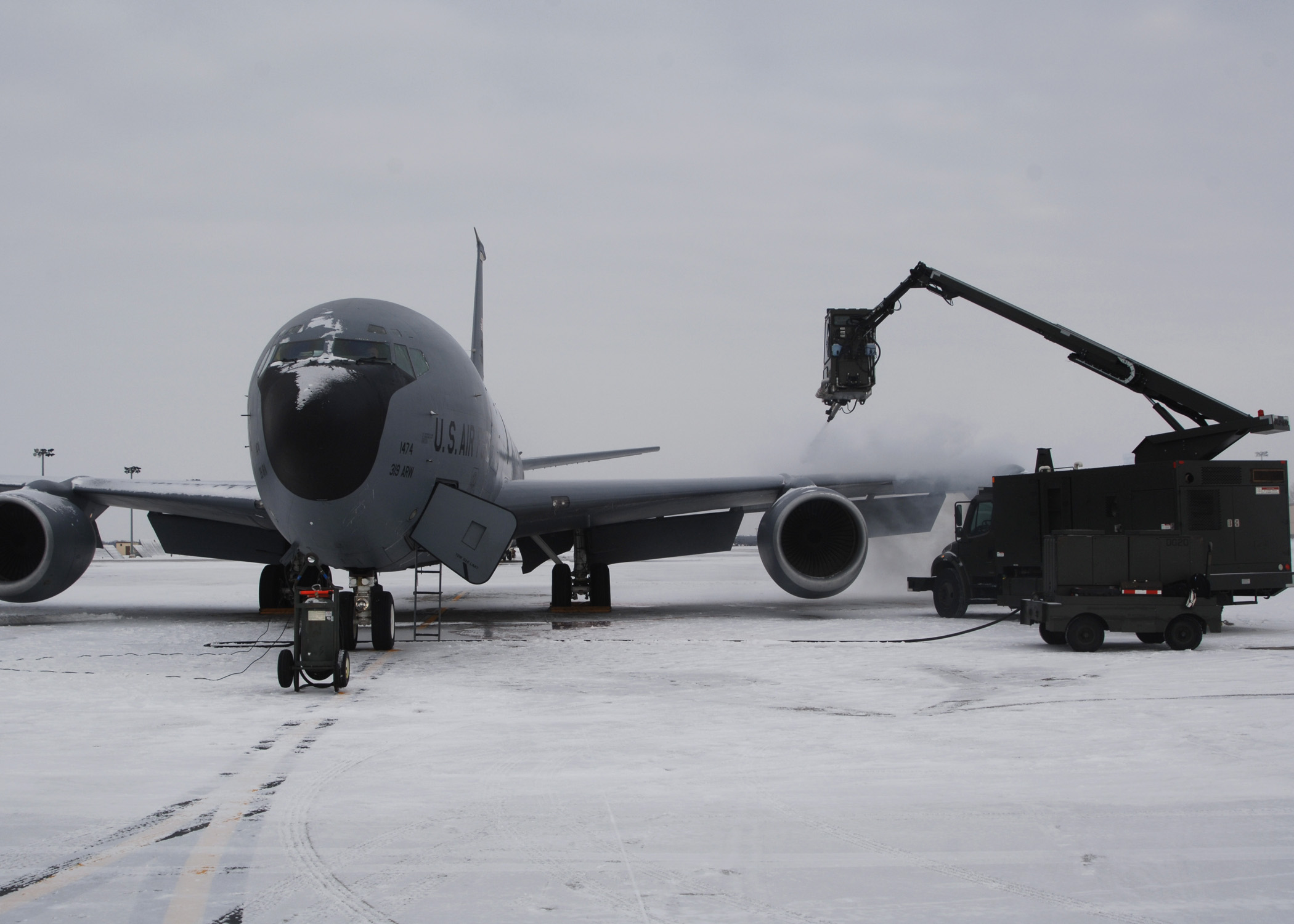 De-Icing the air bridge > Grand Forks Air Force Base > News