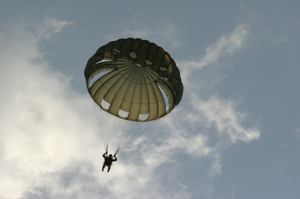22nd MEU (SOC) conducts static-line jump training (Photo story ...