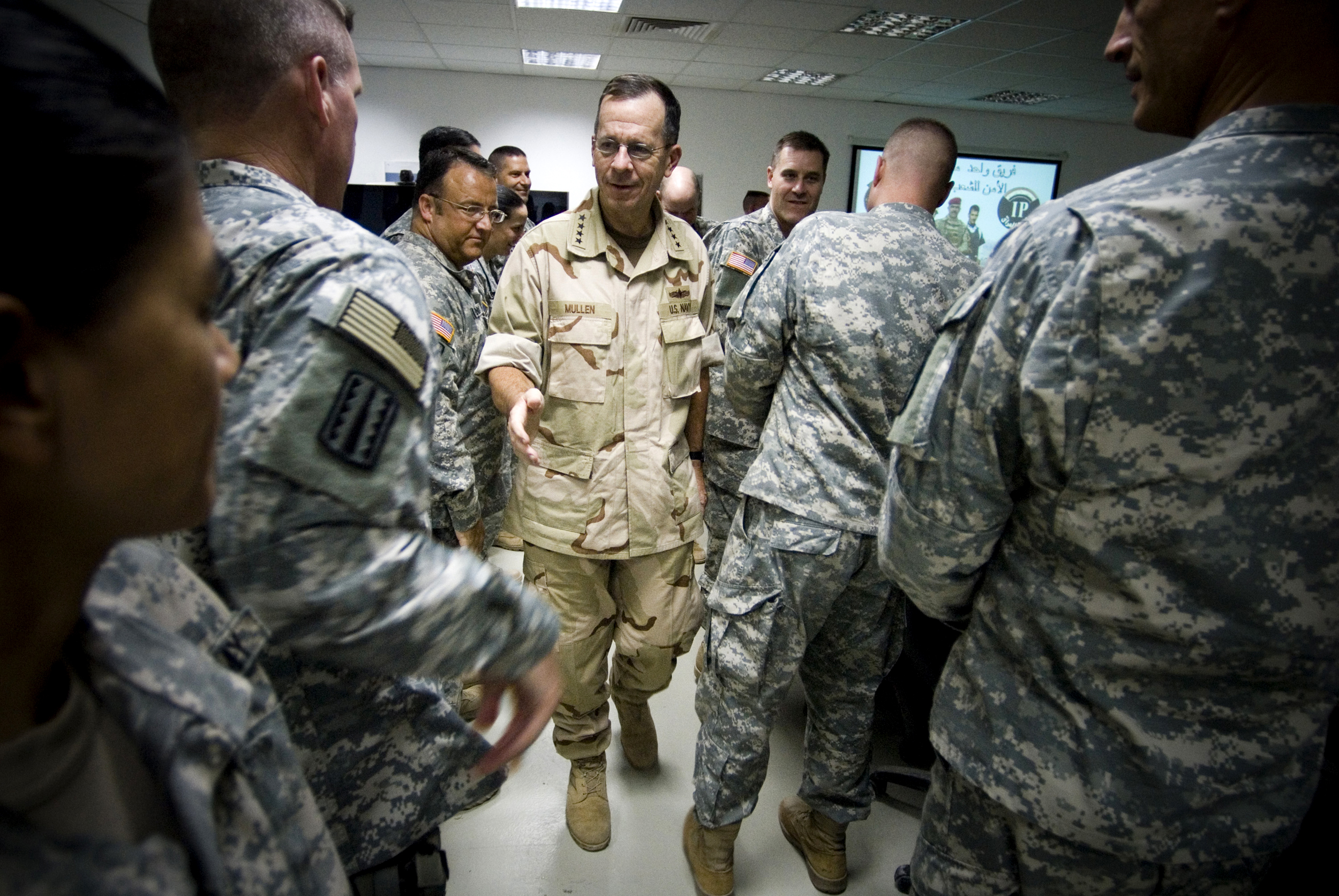 Chairman of the Joint Chiefs of Staff, Adm. Mike Mullen greets ...