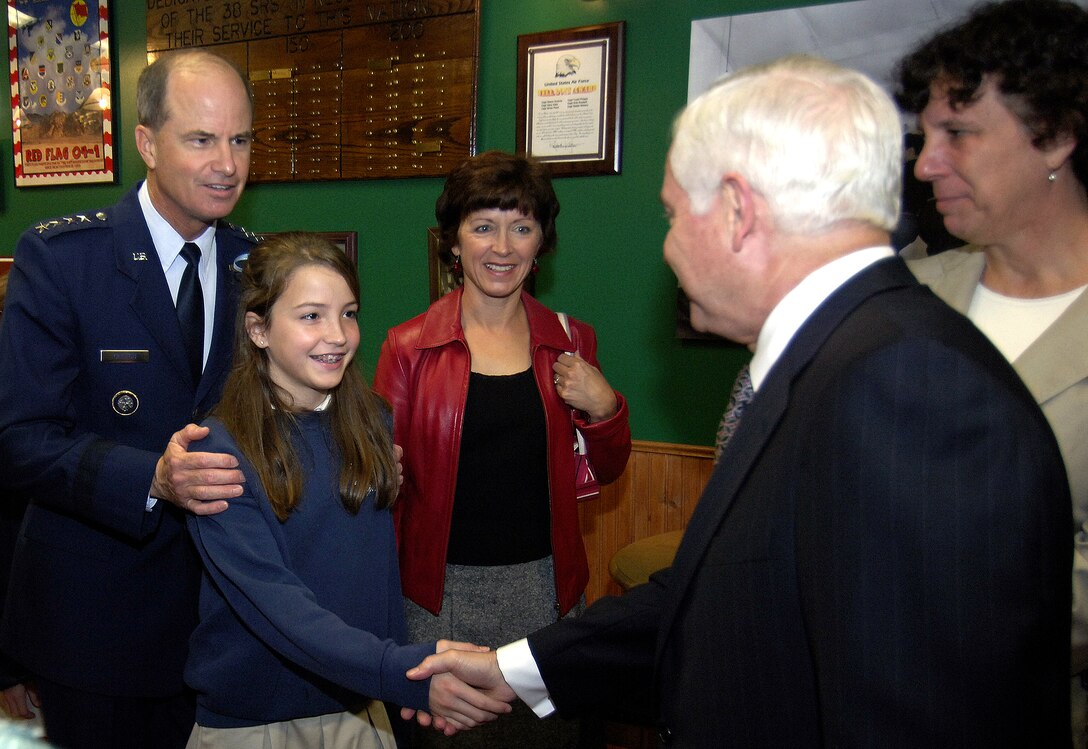 Defense Secretary Robert M. Gates welcomes Air Force Gen. Kevin Chilton ...