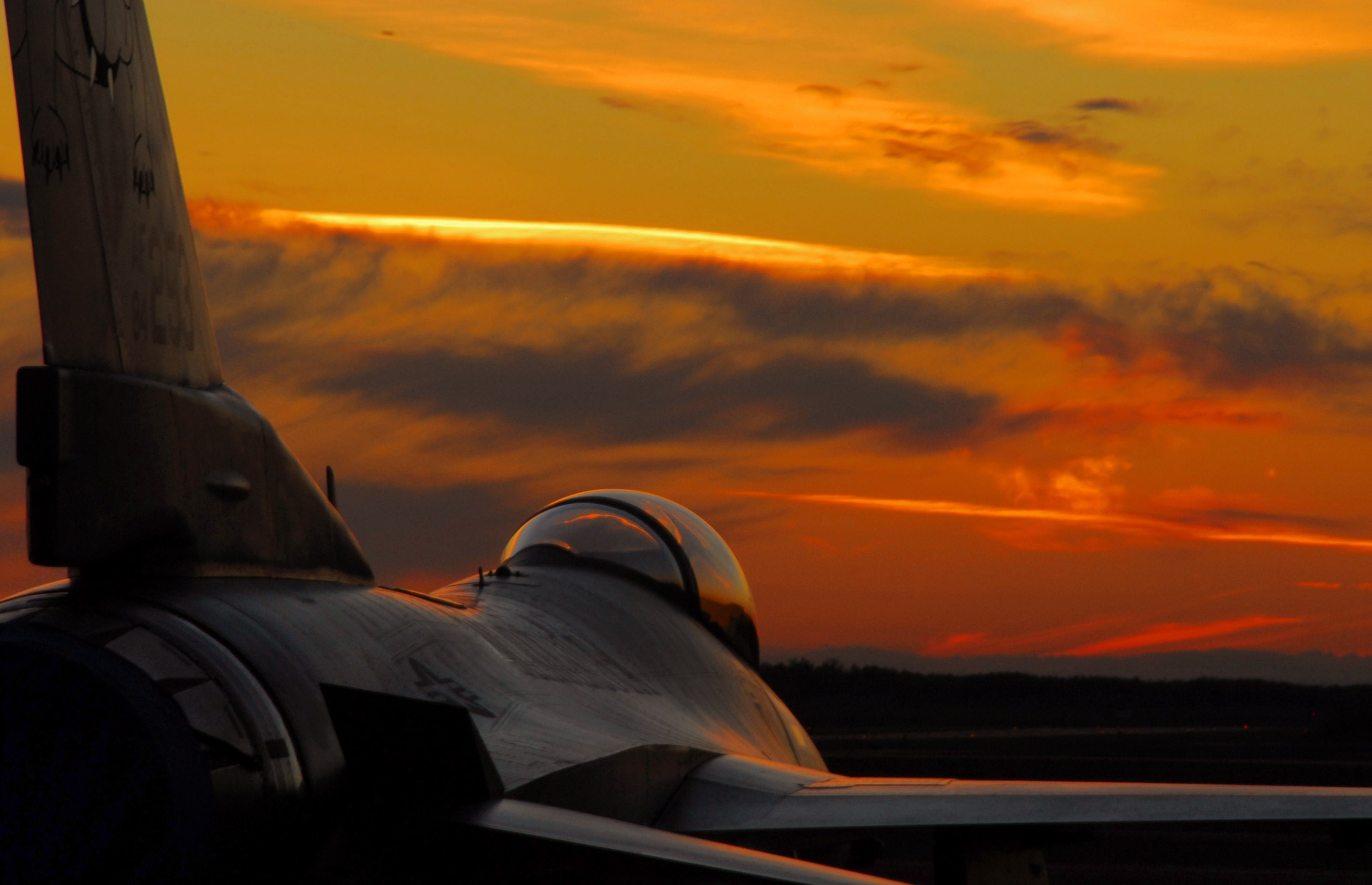 Minnesota Sunset - A 148th Fighter Wing F-16 Fighting Falcon from the ...