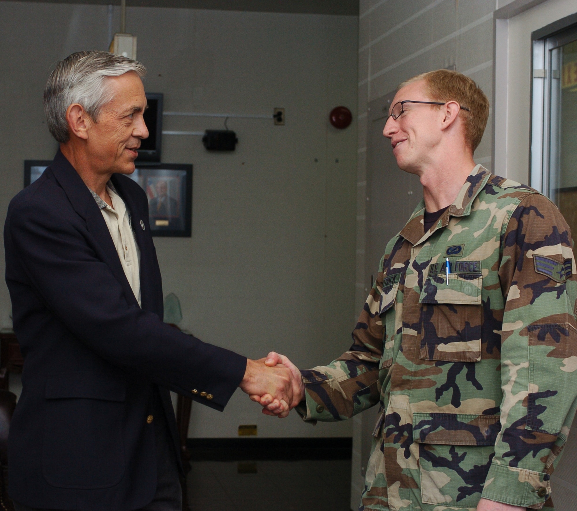 Yokota Airmen discuss manning, mergers with AF leader > Yokota Air Base ...