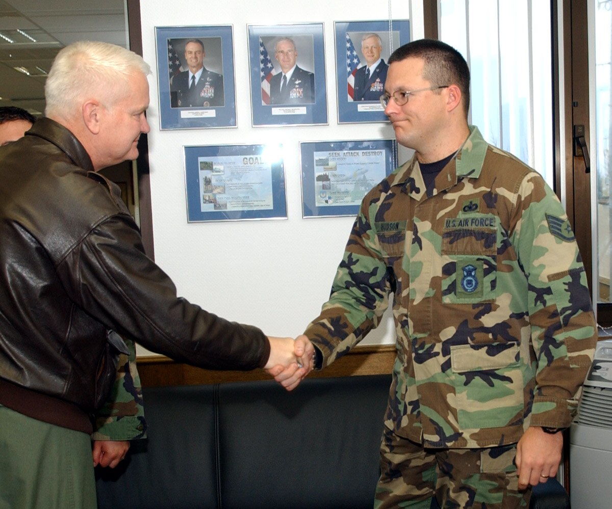 3rd AF commander recognizes Sabers > Spangdahlem Air Base > Article Display