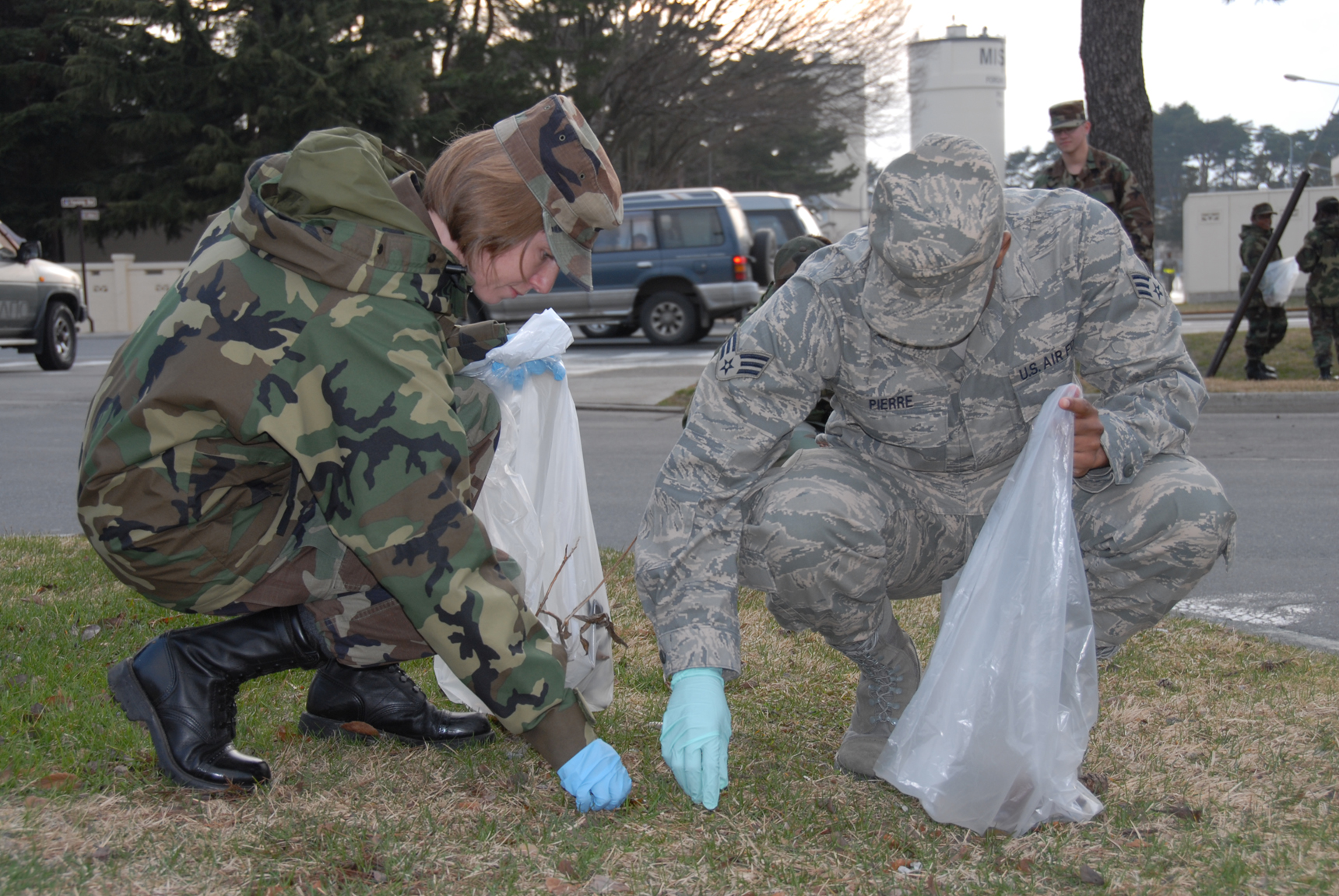 Base undergoes spring cleaning > Misawa Air Base > Article Display