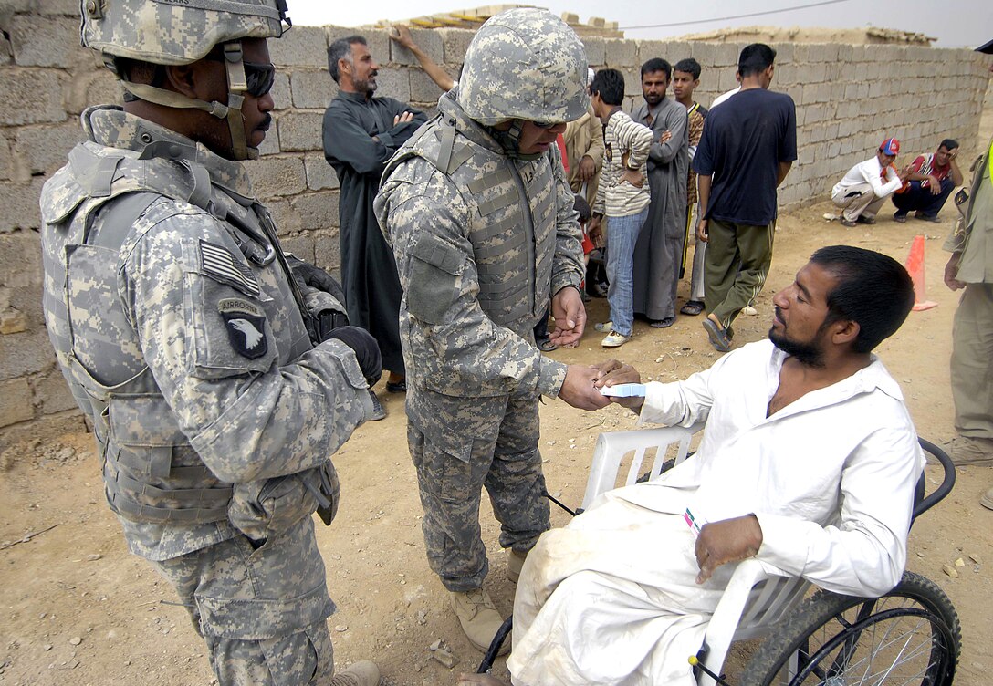 U.S. Army soldiers assigned to the 3rd Infantry Division's 1st ...