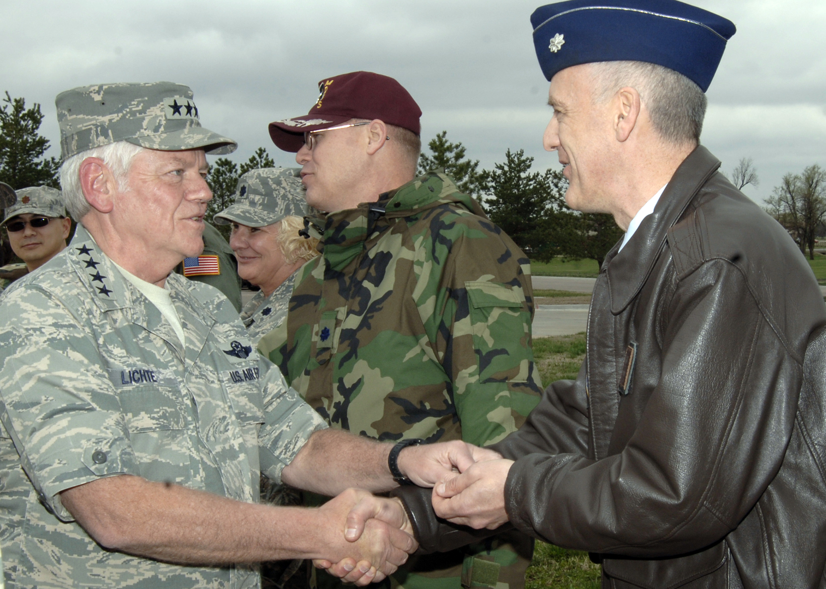 AMC commander visits McConnell > 2nd Marine Logistics Group > News ...