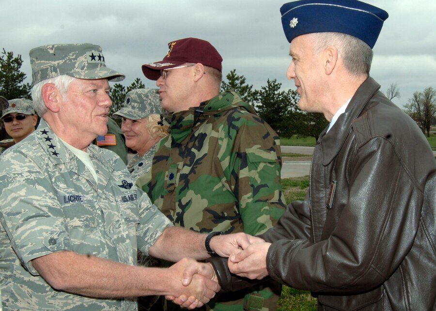 AMC commander visits McConnell > 2nd Marine Logistics Group > Press ...