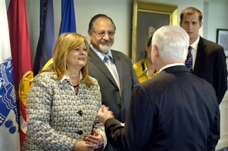 Secretary Gates meets with the family of posthumous Medal of Honor ...