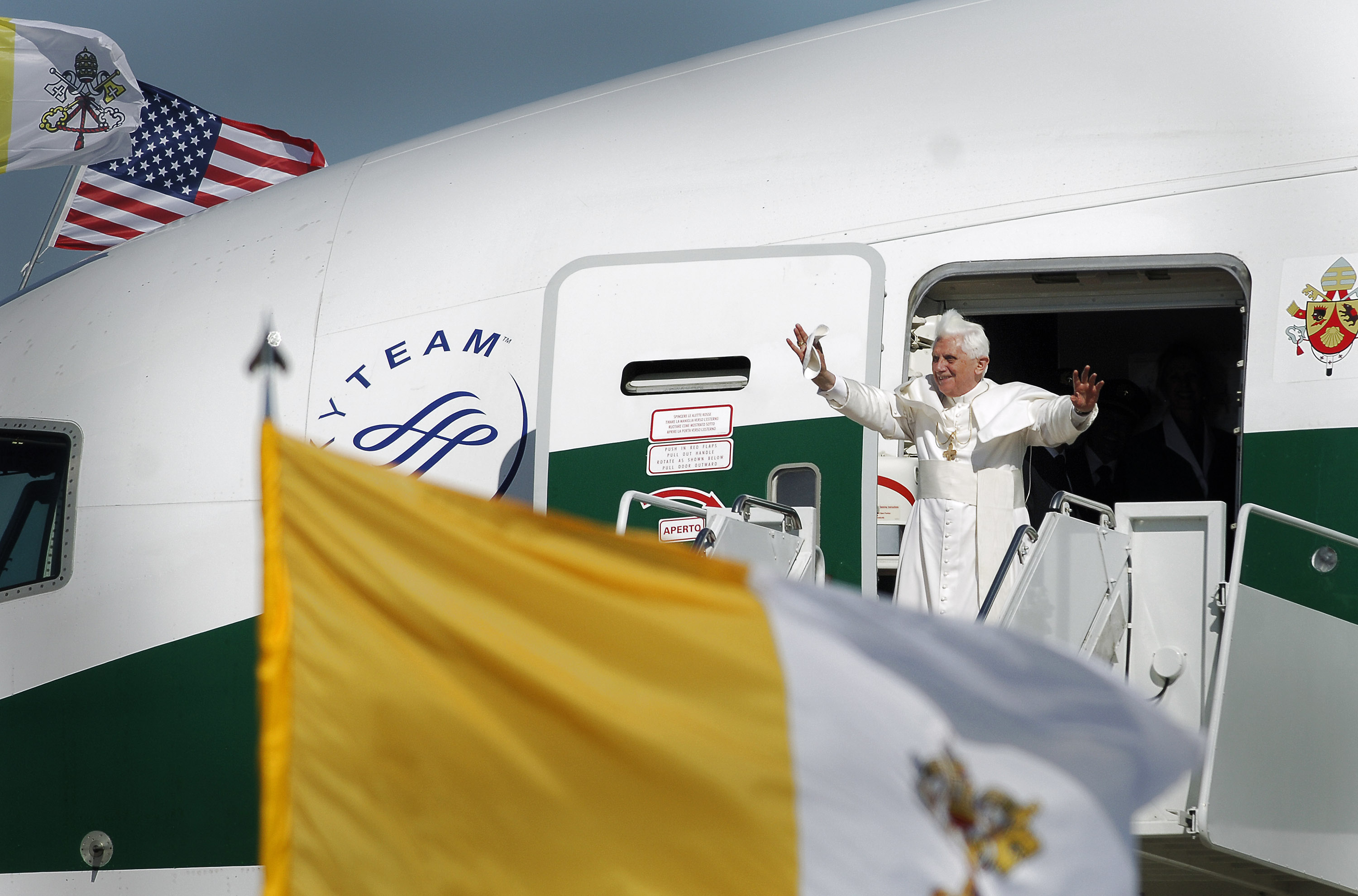 Pope arrives at Andrews > Air Force > Article Display