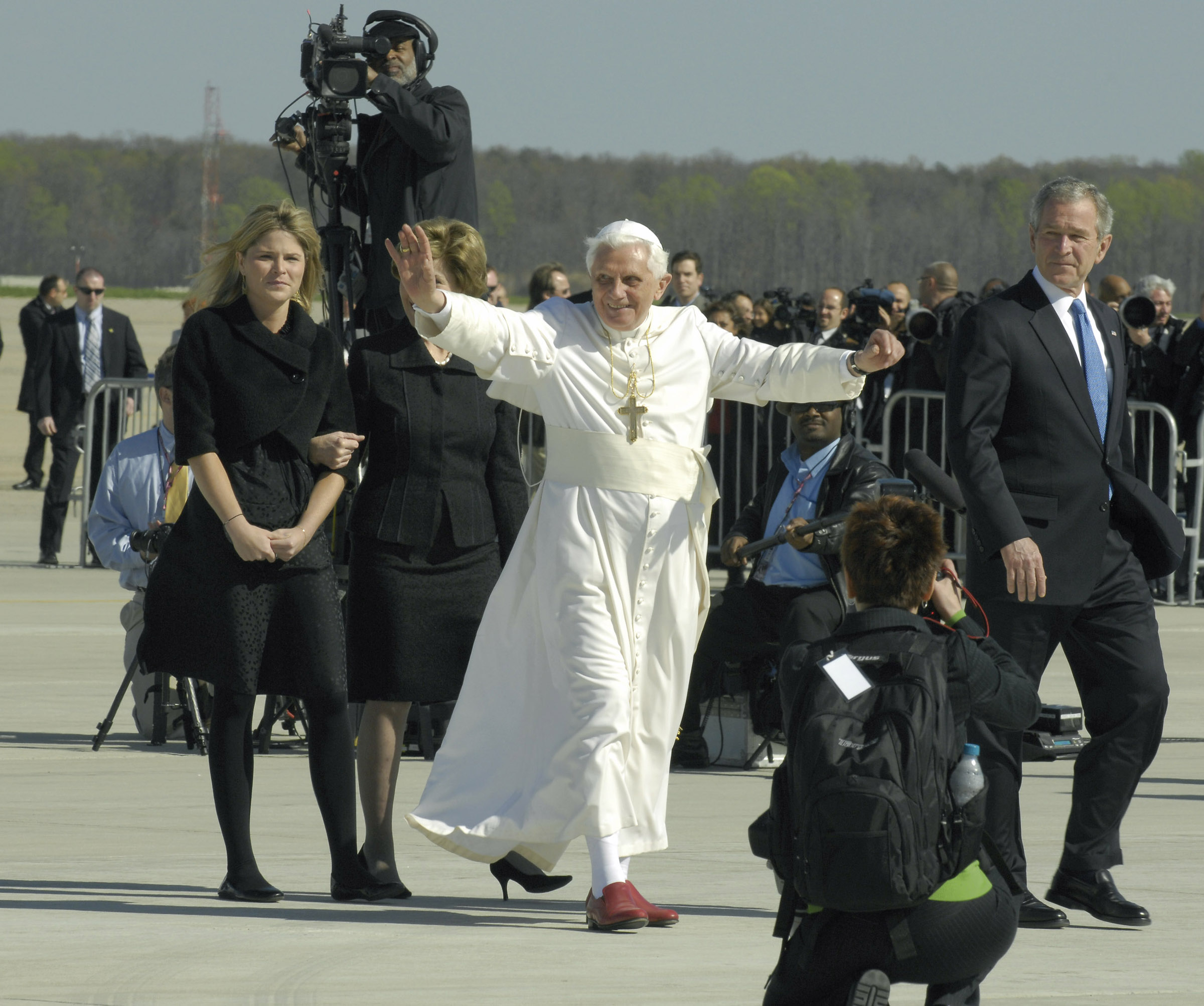 Pope arrives at Andrews > Air Force > Article Display