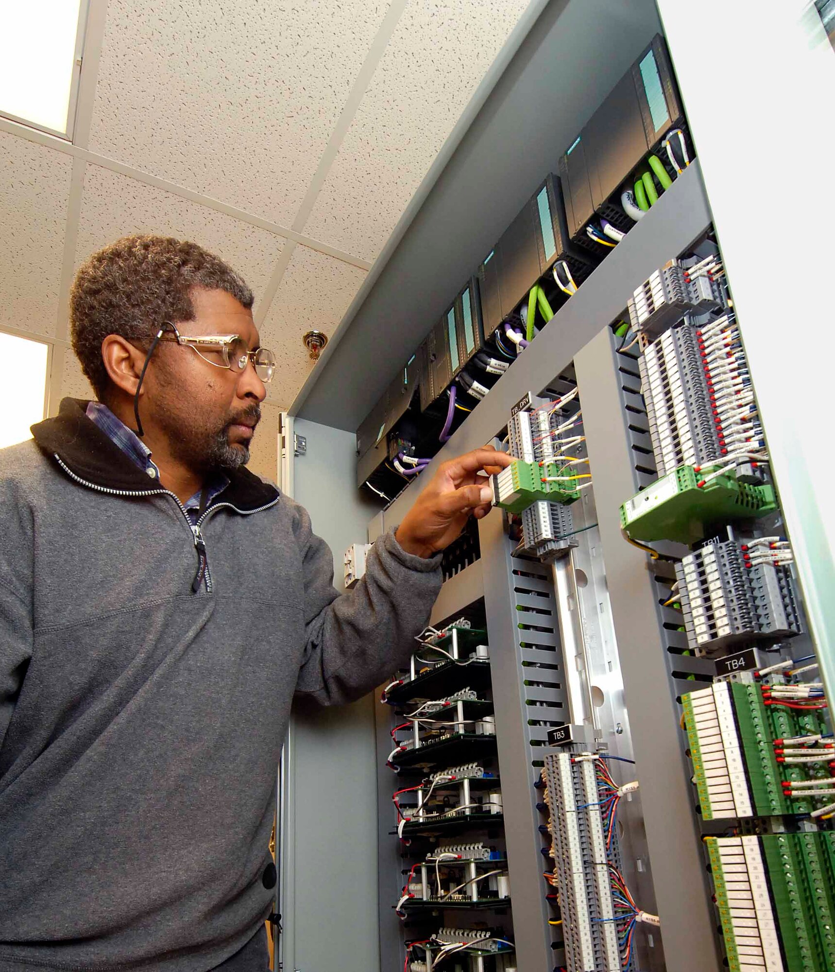 Bldg. 3707's compact radome range finally operational > Tinker Air ...